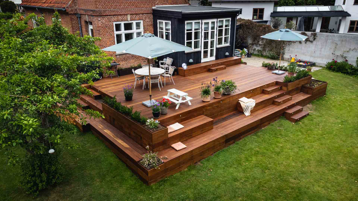 Få din 112 m² terrasse med plantekasser og lysspots | Kun Terrasser