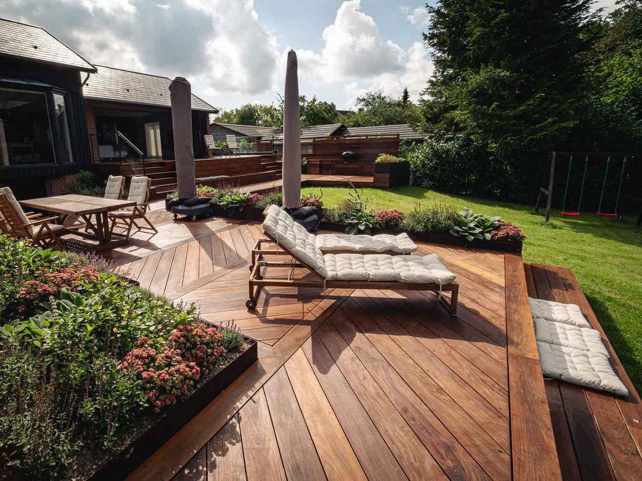 Få din unikke ipéterrasse i chevronmønster i Gentofte | Kun Terrasser