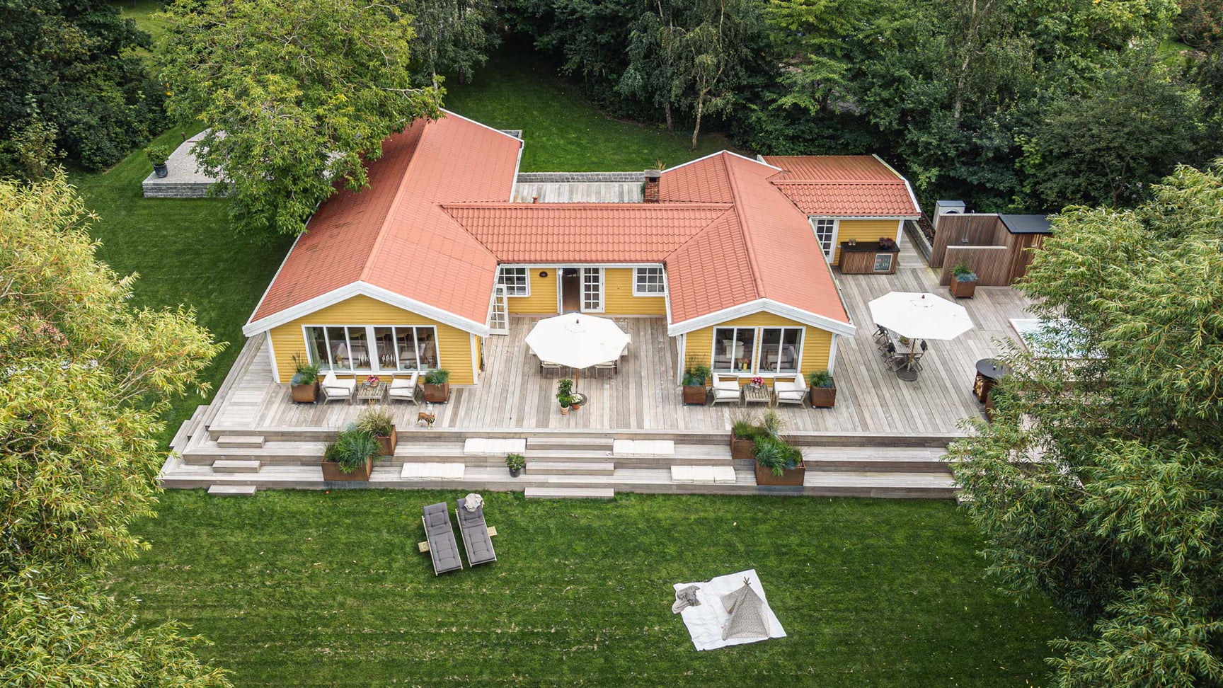 Oplev luksus ipé-terrasse ved søen i Kulhuse | Kun Terrasser