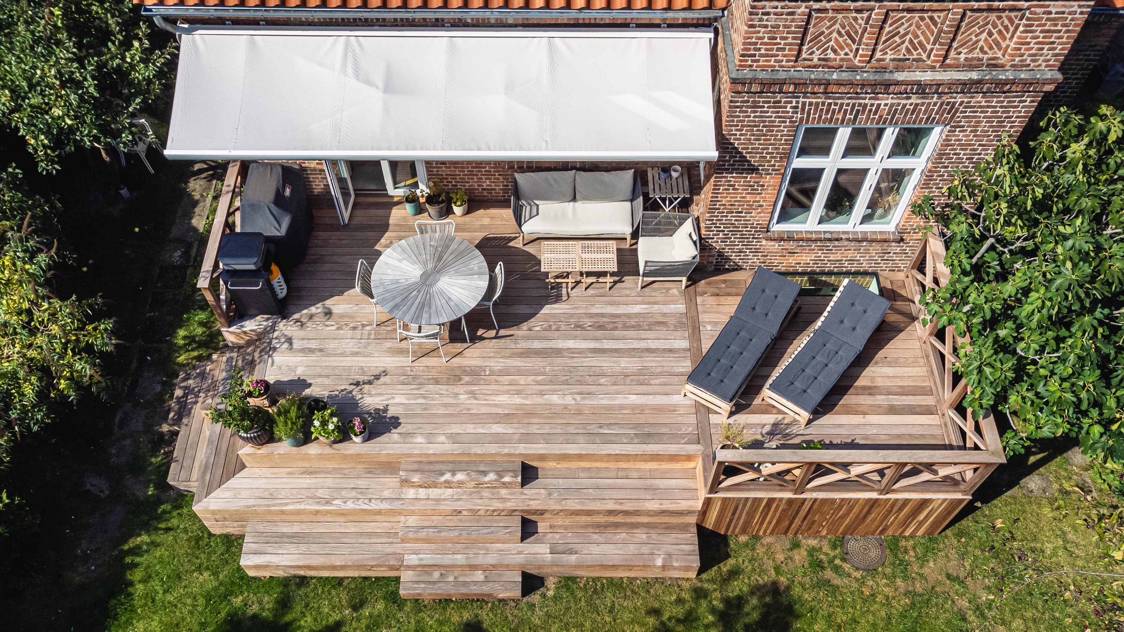 Få en hævede træterrasse med krydsværn - Frederiksberg | Kun Terrasser