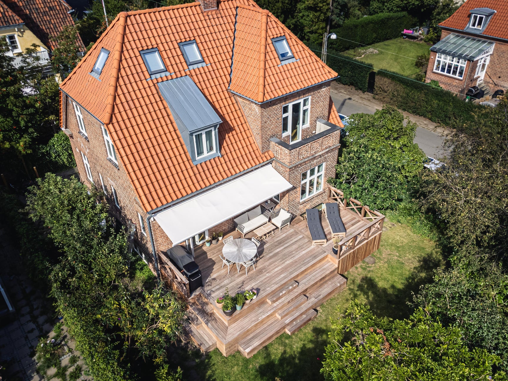 Få en hævede træterrasse med krydsværn - Frederiksberg | Kun Terrasser