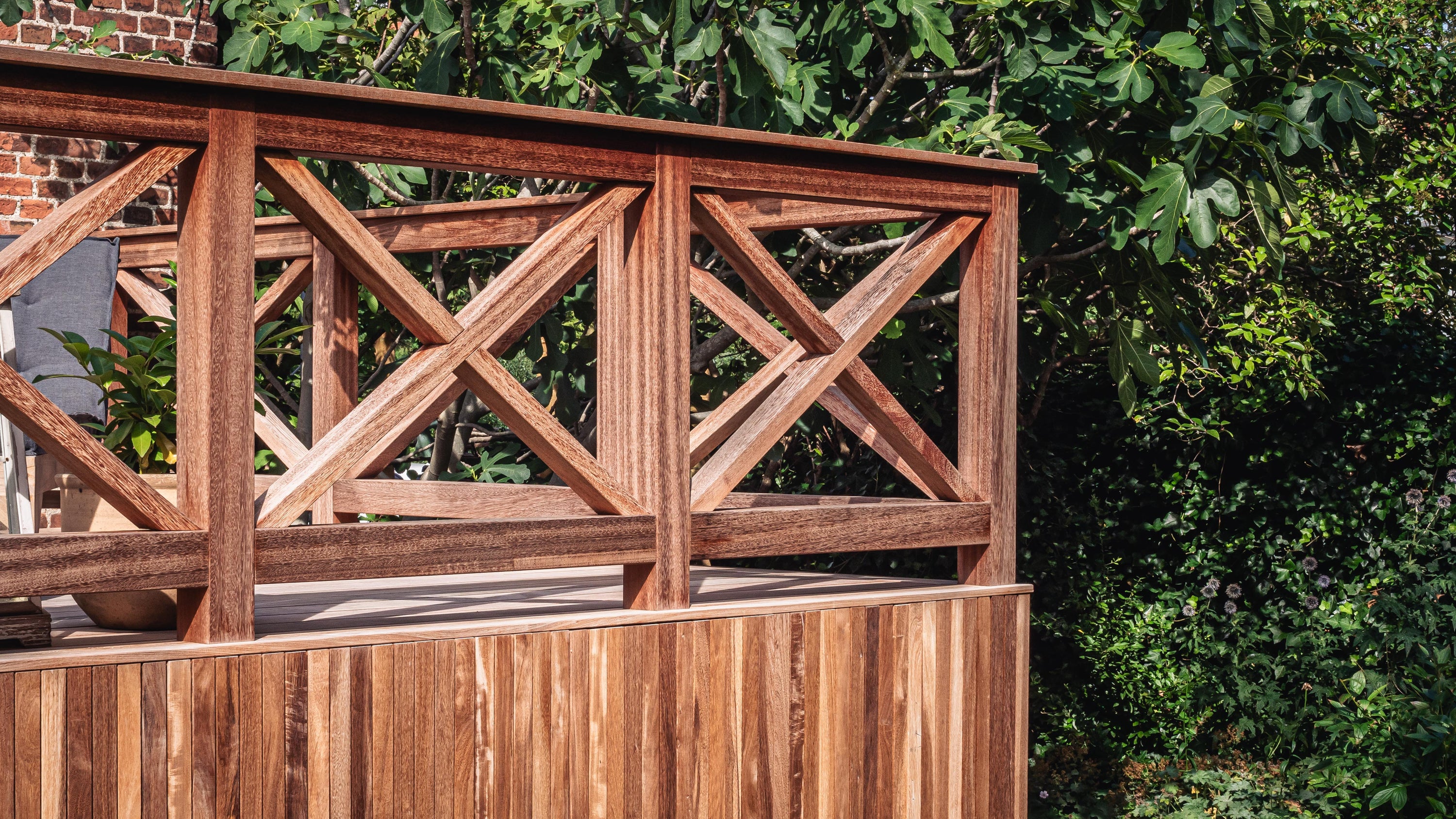 Få en hævede træterrasse med krydsværn - Frederiksberg | Kun Terrasser