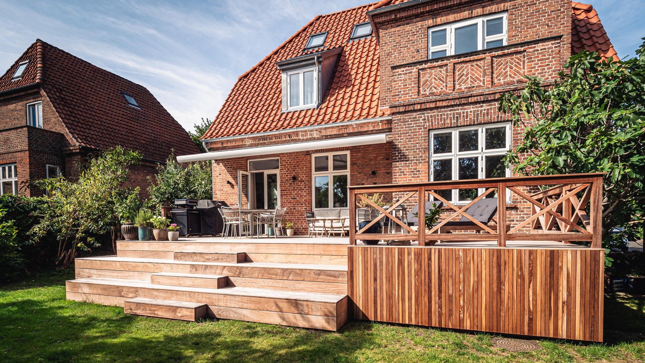 Få en hævede træterrasse med krydsværn - Frederiksberg | Kun Terrasser