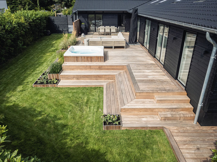 Oplev luksus træterrasse med spa | Kun Terrasser