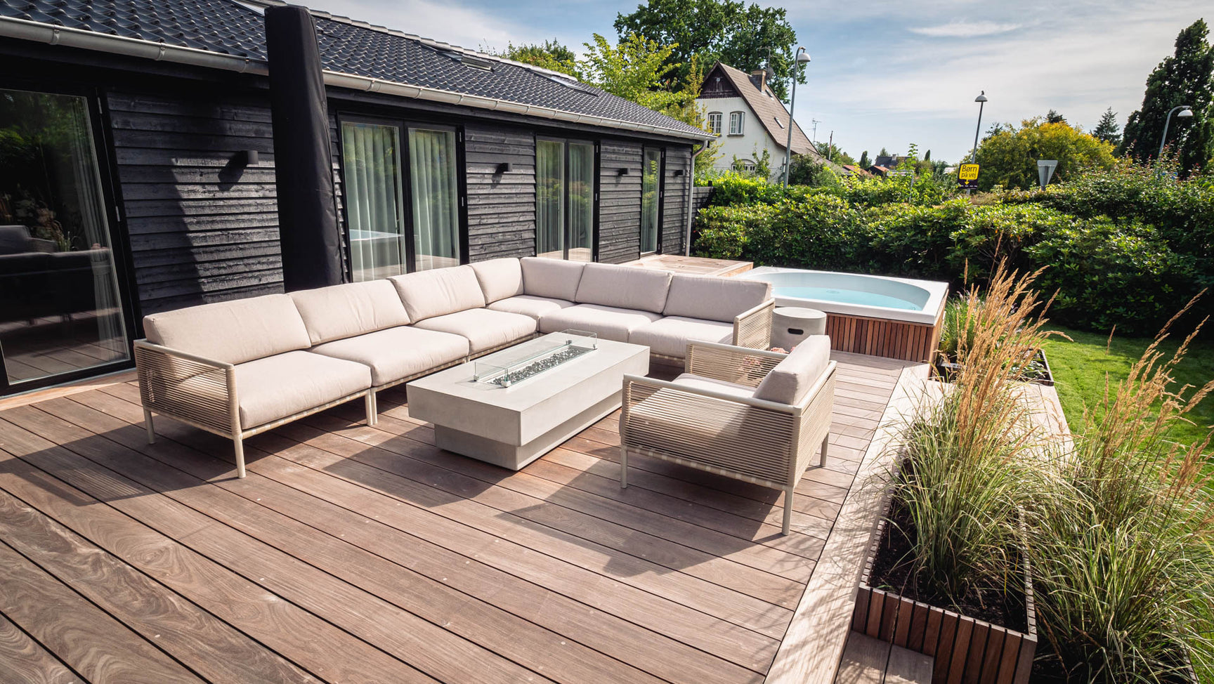 Oplev luksus træterrasse med spa | Kun Terrasser