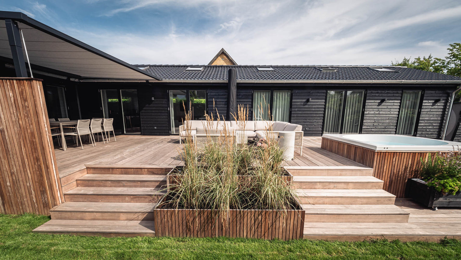 Oplev luksus træterrasse med spa | Kun Terrasser